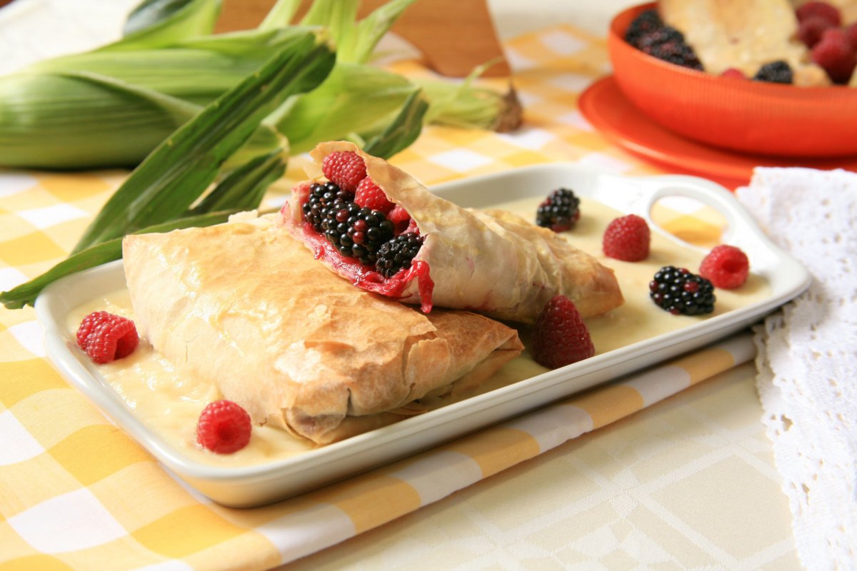 Strudel wiśniowy i strudel z ciasta filo z owocami leśnymi. Przepisy