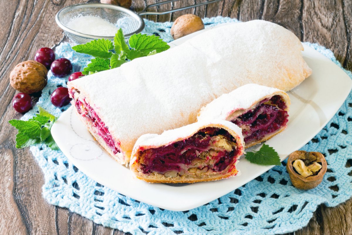 Strudel wiśniowy i strudel z ciasta filo z owocami leśnymi. Przepisy