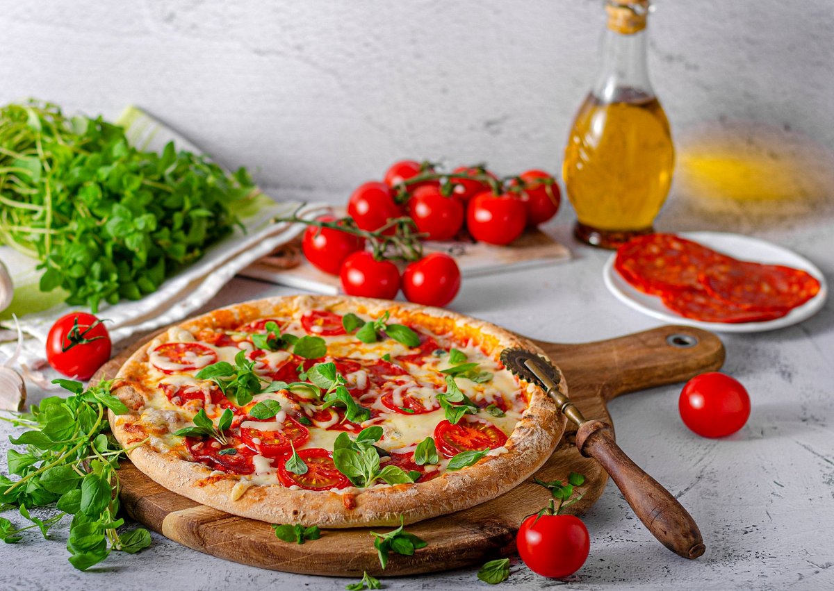 Jak zrobić włoską pizzę w domu? Ciasto, składniki, pieczenie