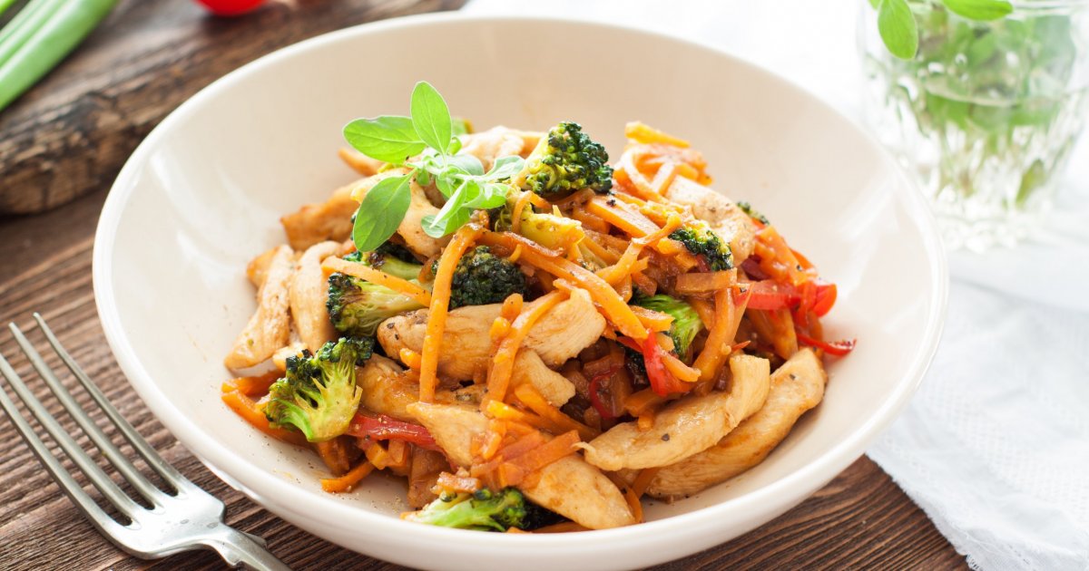 Warzywne potrawki z fileta kurczaka. Przepisy na szybki obiad